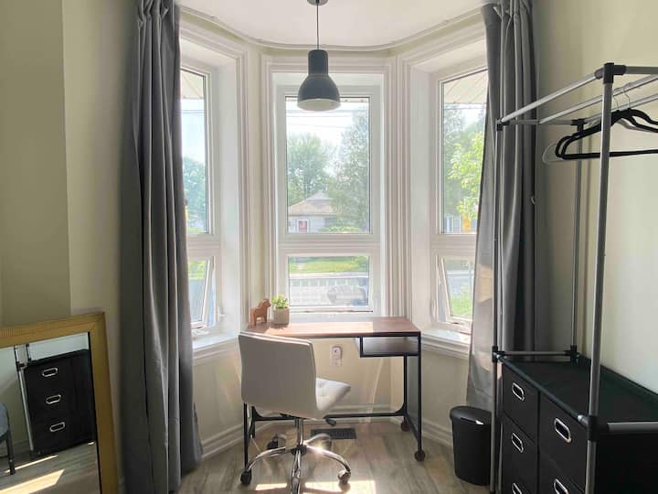 High Ceiling Studio Close To Scarborough Bluffs - Toronto
