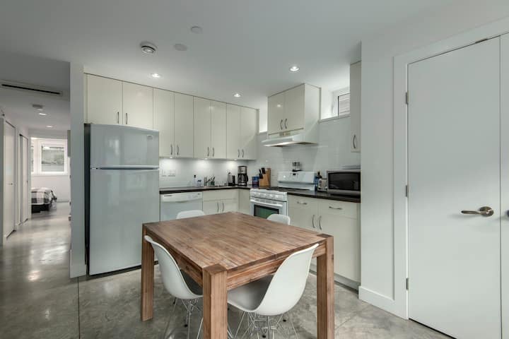 Modern Two Bedroom And Two Bathroom Suite Near Ubc - Vancouver