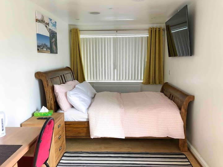 Stylish, Modern Double En-suite Room In Annex - 