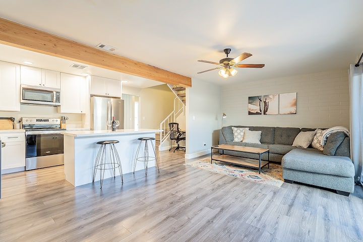 Poolside |3 Bedroom | 2.5 Bath| Walk To Old Town - Scottsdale, AZ