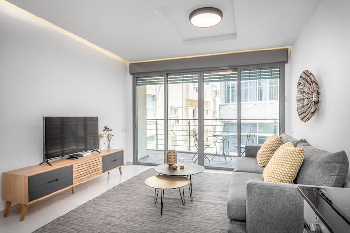 We Trust Inn - 4bdr 2 Steps From The Beach - Tel-Aviv