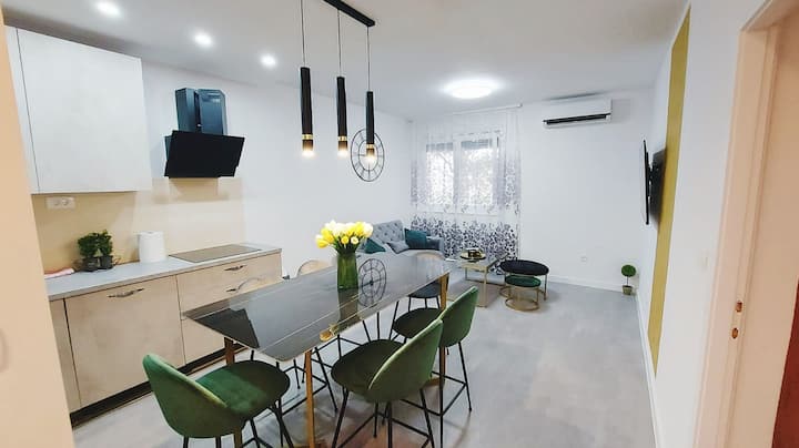 Split Center Emerald Gold (Free Parking) - Split