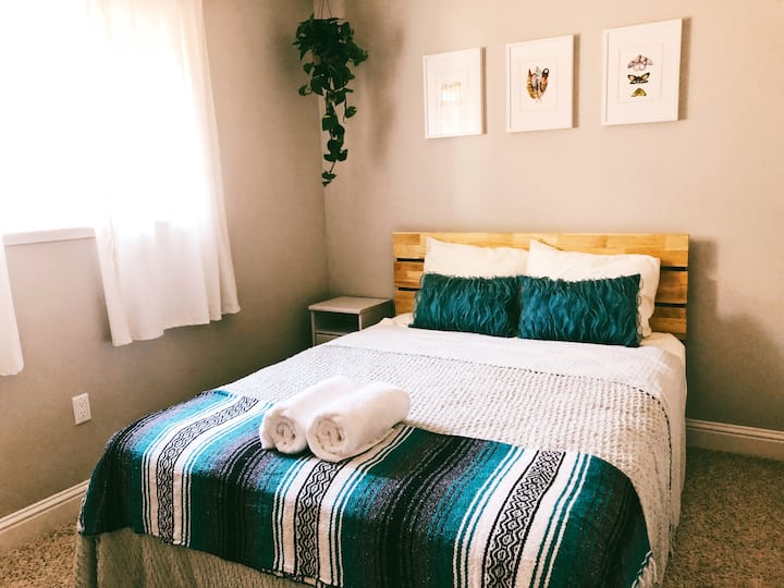 2 Charming Bdrms In Art Home W/ Self Check In - Sacramento, CA