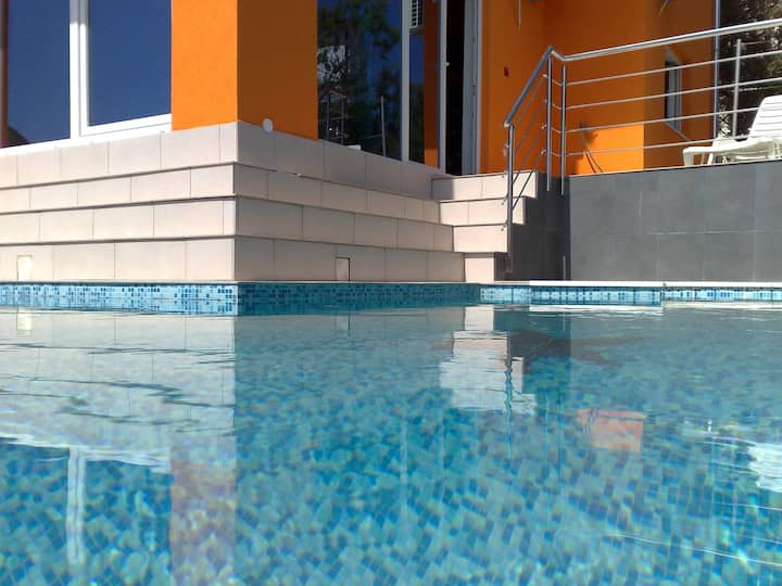 Spacious Apartment With The Swimming Pool And Near To The Beach - Okrug Gornji