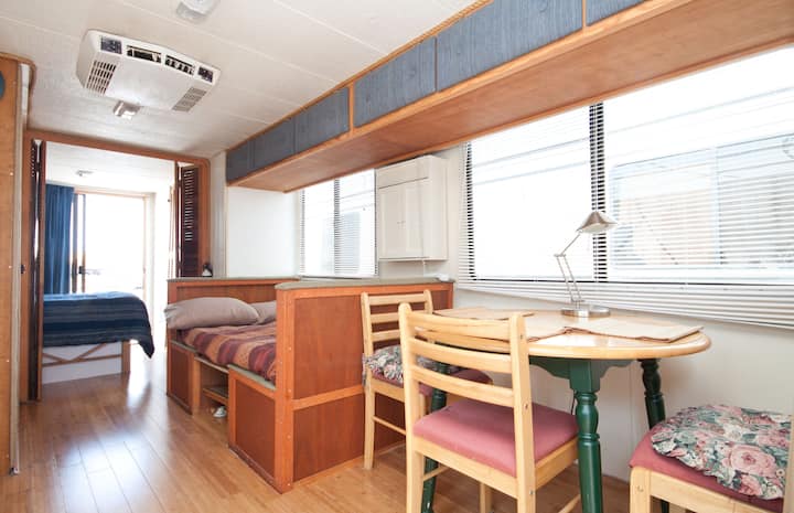 Bright Modern Charming Housebarge - New York City