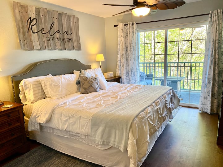 Escape Reality! 3 Bed, 3 Bath Lakefront Condo! - Lake Ozark, MO