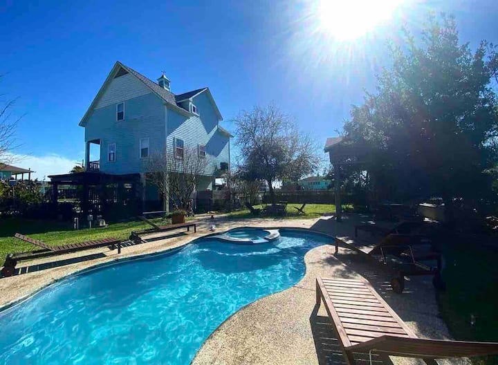 Over The Rainbow Beach Side Heated Pool & Backyard - Crystal Beach, TX