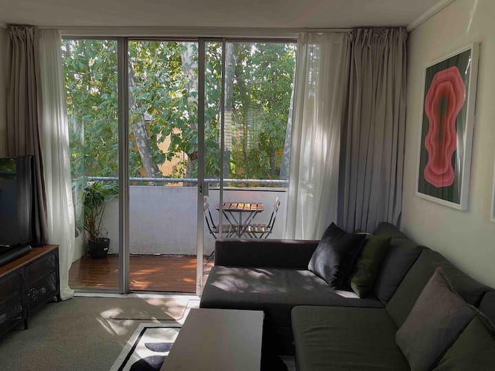 Calm, Plant-filled, Top Floor Apartment. - Brooklyn