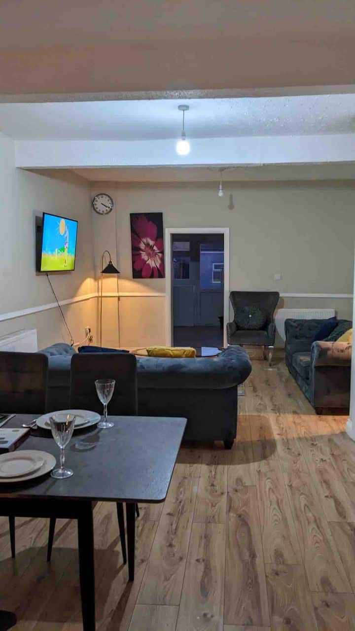 Large And Central 5/6 Bedroom House , 3.5 Baths - Ilford