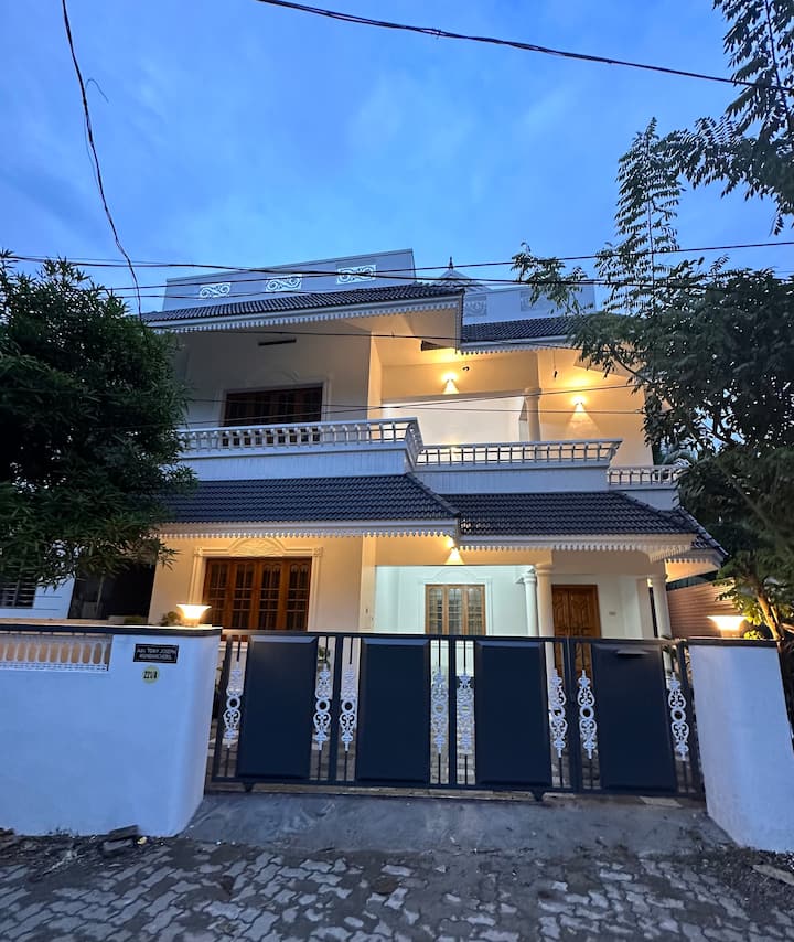 Home In Ernakulam-4br@ 221a Niravath Road, Maradu - Koczin