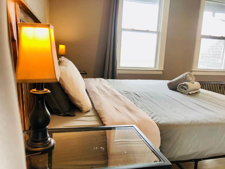 Cozy Room With King Bed, Bath, Kitchen & Pvt Entry - Detroit, MI