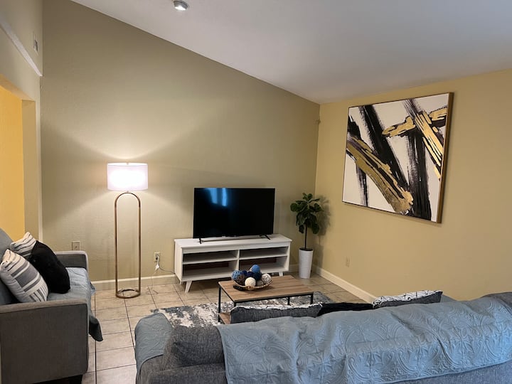Clean & Comfy 3 Br 2 Bath Townhouse W/ Amenities - Valdosta, GA