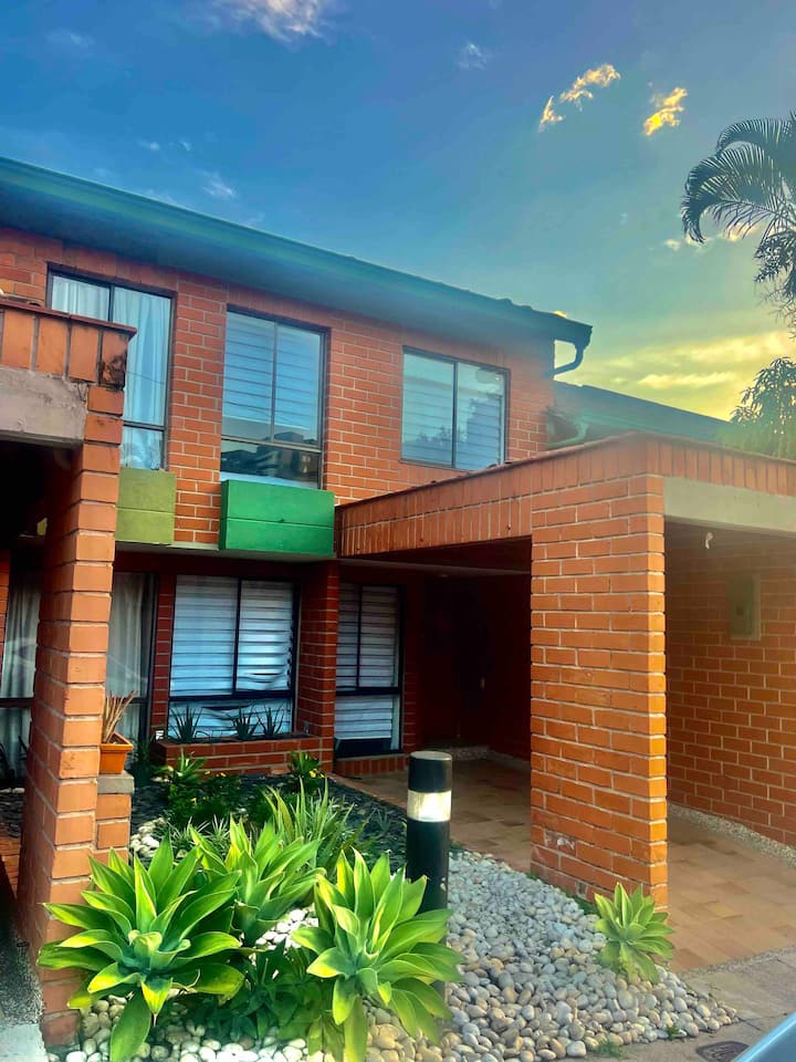 Hermosa Casa  En Medellín En El Poblado - Medellín