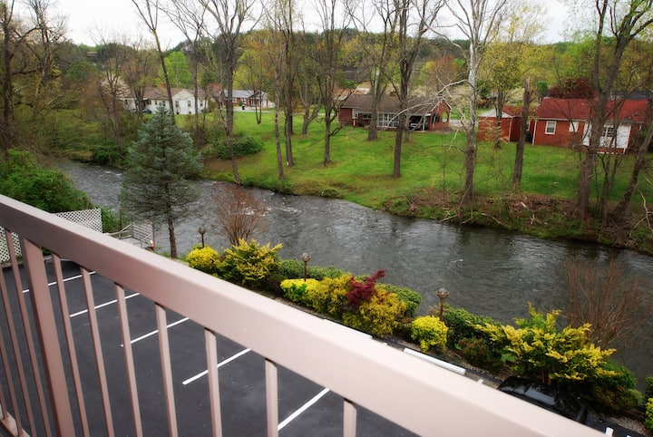 Stay On The River! Rivergate Mountain Lodge 204 - Pigeon Forge, TN
