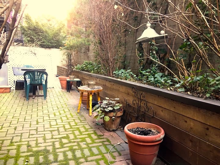 East Village, Private Room With Access To Garden - Queens, NY