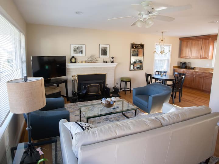 3 Bdrm Charming Renovated Home West Falls Church - Falls Church, VA
