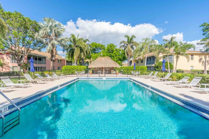 Family Friendly Condo W/ Pool And Hot Tub - Naples, FL