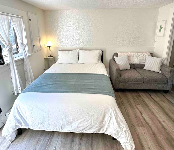 Modern Fern Street Garden Gem - Self Check-in - Oak Bay