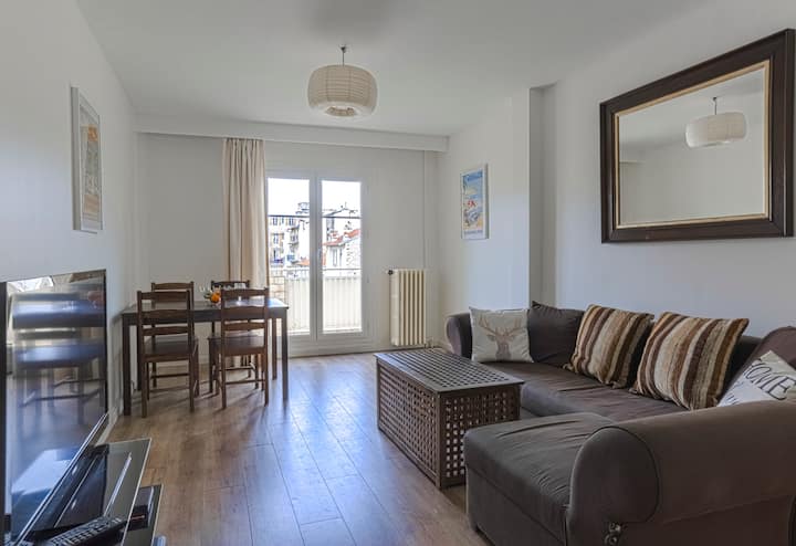 Great 2 Bedroom, Top Floor  With Balcony - Nice