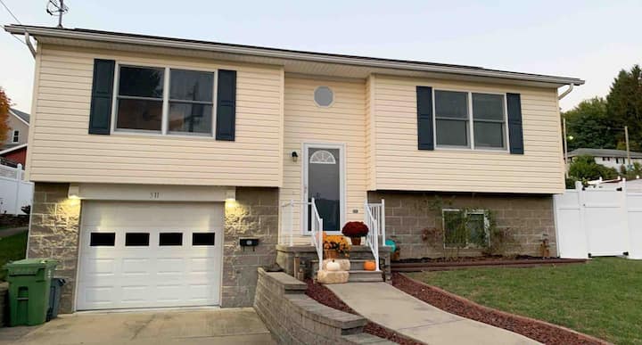 Spacious House, Fenced Yard+dogs Welcome! - Morgantown, WV