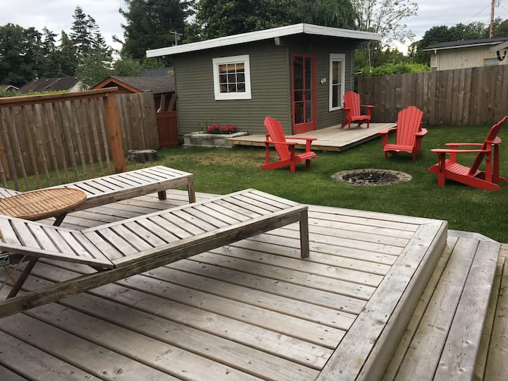 Q's - Red Door Cottage Canadian Owned & Operated - Point Roberts, WA