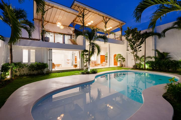 Luxurious & Bespoke: Upscale 3br Villa In Canggu - Canggu