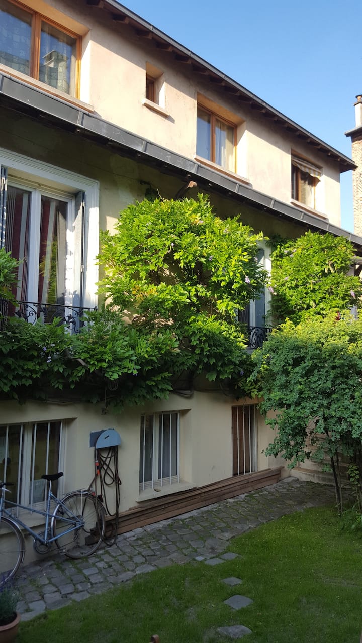 Charmante Maison Dans Rue Calme Avec Jardin - Romainville