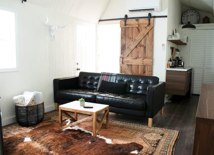 ★ Cabin Style Oasis In The City★10 Mins - Downtown