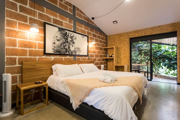 A/c ☆200mb Wifi ☆Pool ●Nature ☆King Bed Poblado ♥ - Medellín, Colombia