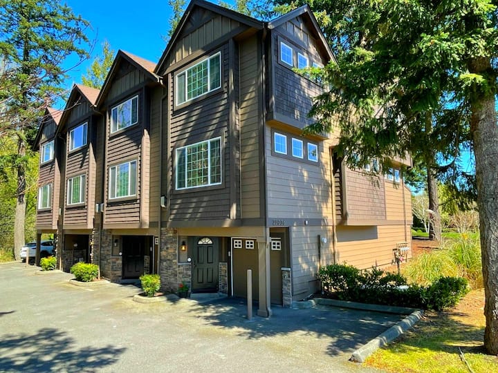 Stylish Townhouse - Sammamish, WA