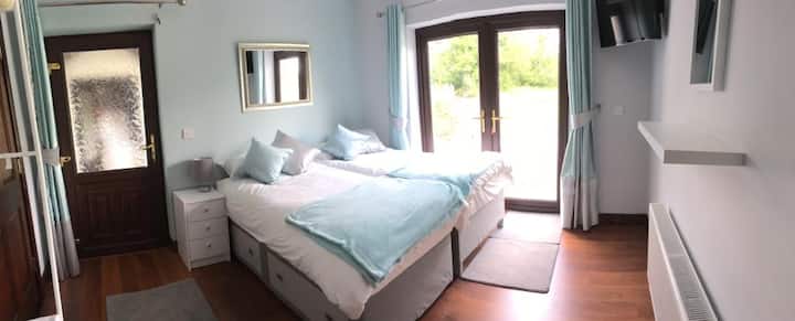 Ensuite Twin Room +Private Kitchen +Private Access - Longford