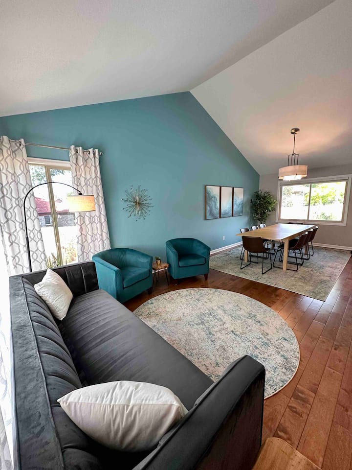 Large & Modern Home W/ Pool & Hot Tub & Fire Pit - Denver, CO