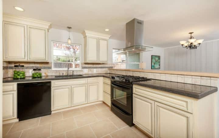 Richardson Room. Private Bath. <20min To Downtown! - Richardson, TX
