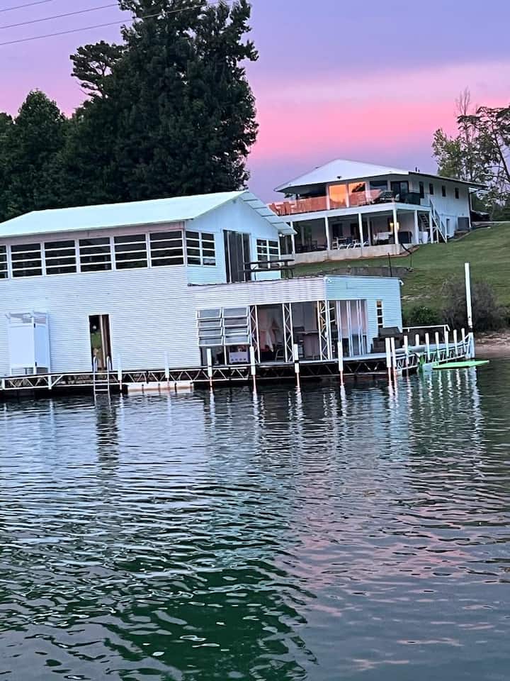 Luxury Lanier Lakeside Getaway: Free Parking, Wifi - Gainesville, GA