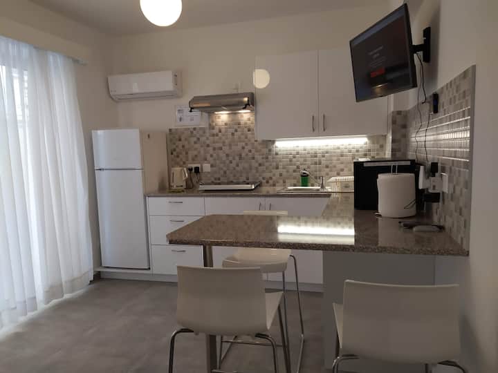 Private Yard 1-bedroom Apt. - Cyprus