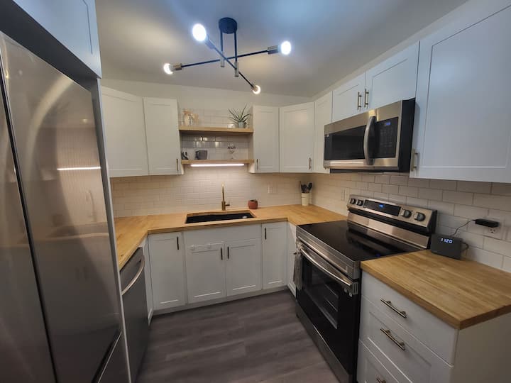 Quaint Mature 3-bdrm By Ponds - Red Deer