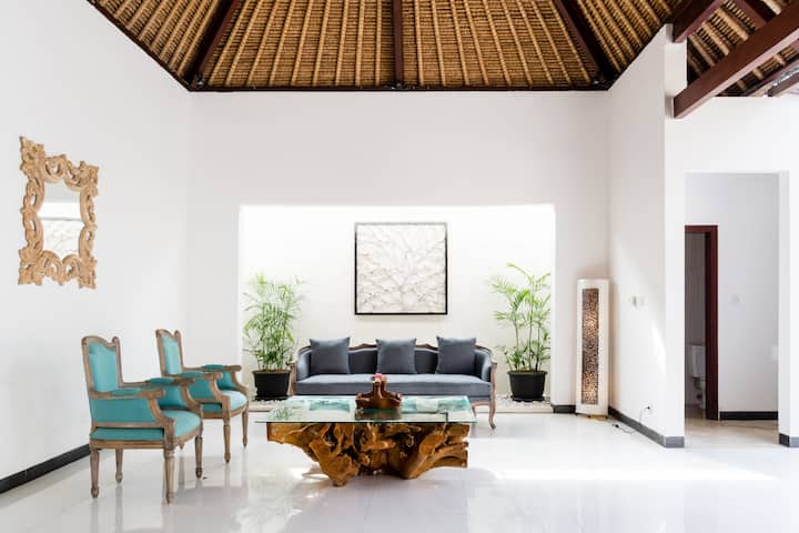 Luxury 3 Bedroom Villa By The Sunset Road - Sanur