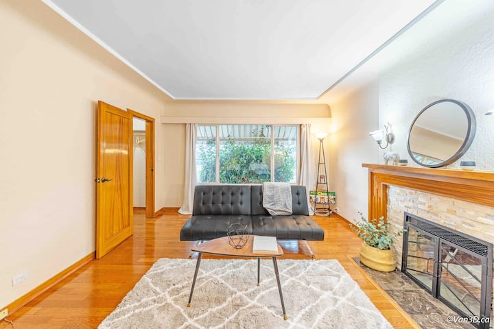 Central Location* Cozy 2 Bedroom Residential Home - Vancouver