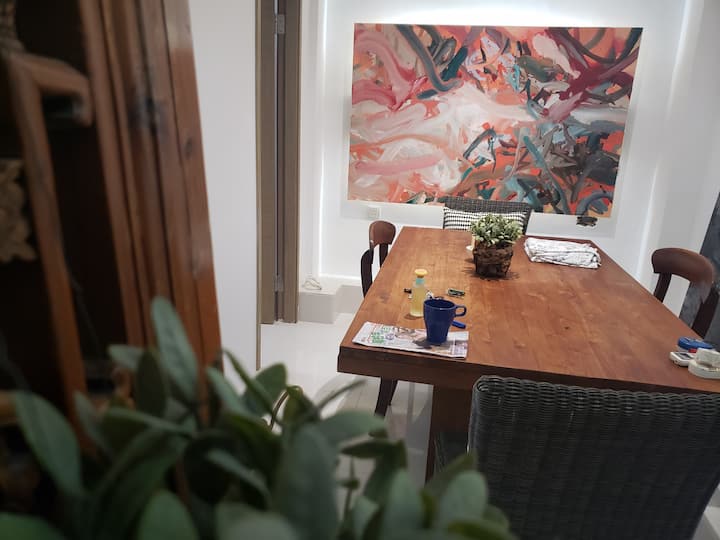 130 Entire Flat With 3 Bedrooms - Sheung Wan
