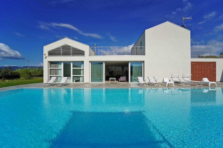 Villa Micol, 14p With Pool A/c Near Beach Clubs - La Spezia