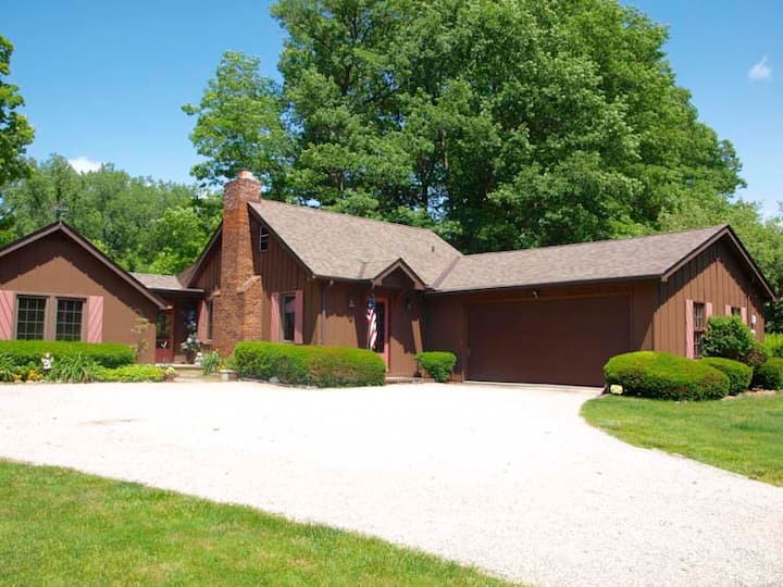 Unique River Front Cottage - Willoughby, OH