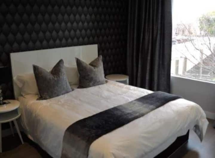 Sophisticated Modern Apartment Close Sandton City - Sandton