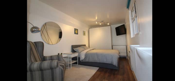 London Studio Apt - No Sharing - Ground Floor - Cockfosters