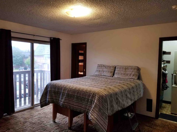 Quiet Condo On A Creek And Greenbelt - Anchorage