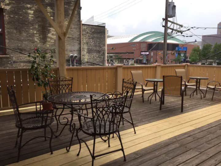 Large Condo W/patio/ Old World 3rd Next Tofiserv - Milwaukee, WI