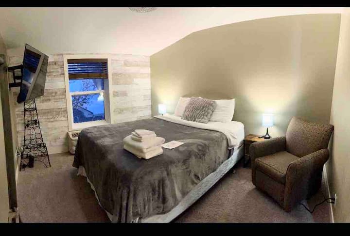 Paris Themed / Kitchenette / Central - Lethbridge