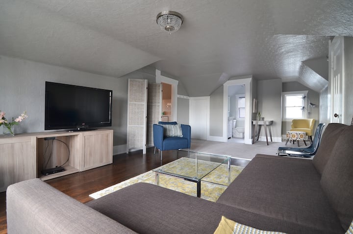 (Private) Treetop Retreat In Heart Of Greenwood - Shoreline, WA