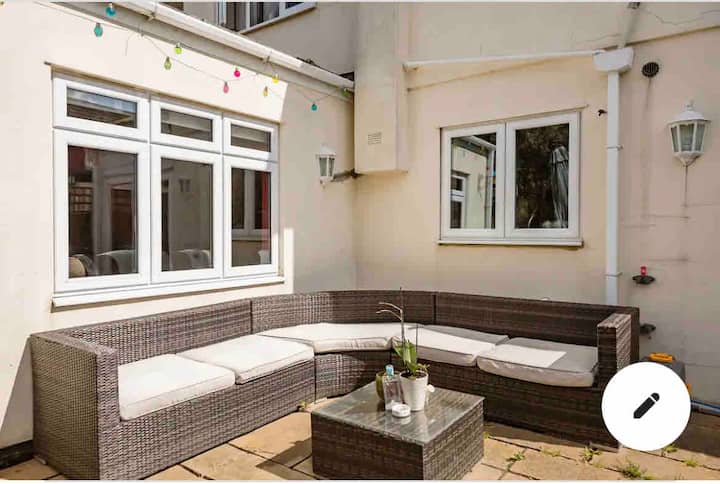 Comfortable  Home In Village 30 Mins From London - 布倫特伍德