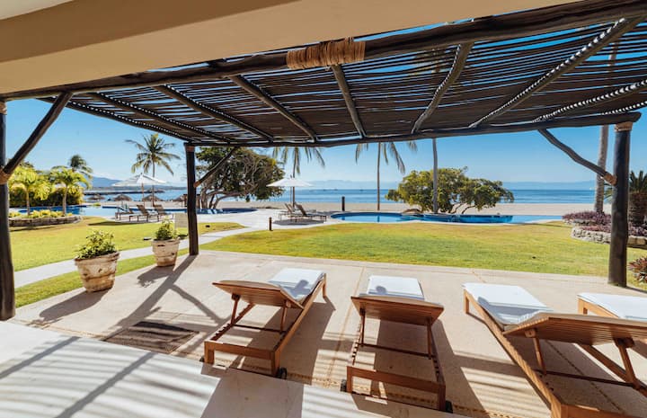 Desirable Ground-floor, Beachfront Location & Pool - Punta Mita