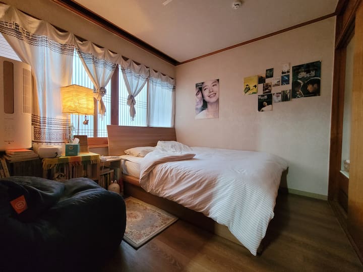 라라하우스_민박
제주여성전용숙소
거실에서 요정이 지켜드립니다. - Jeju